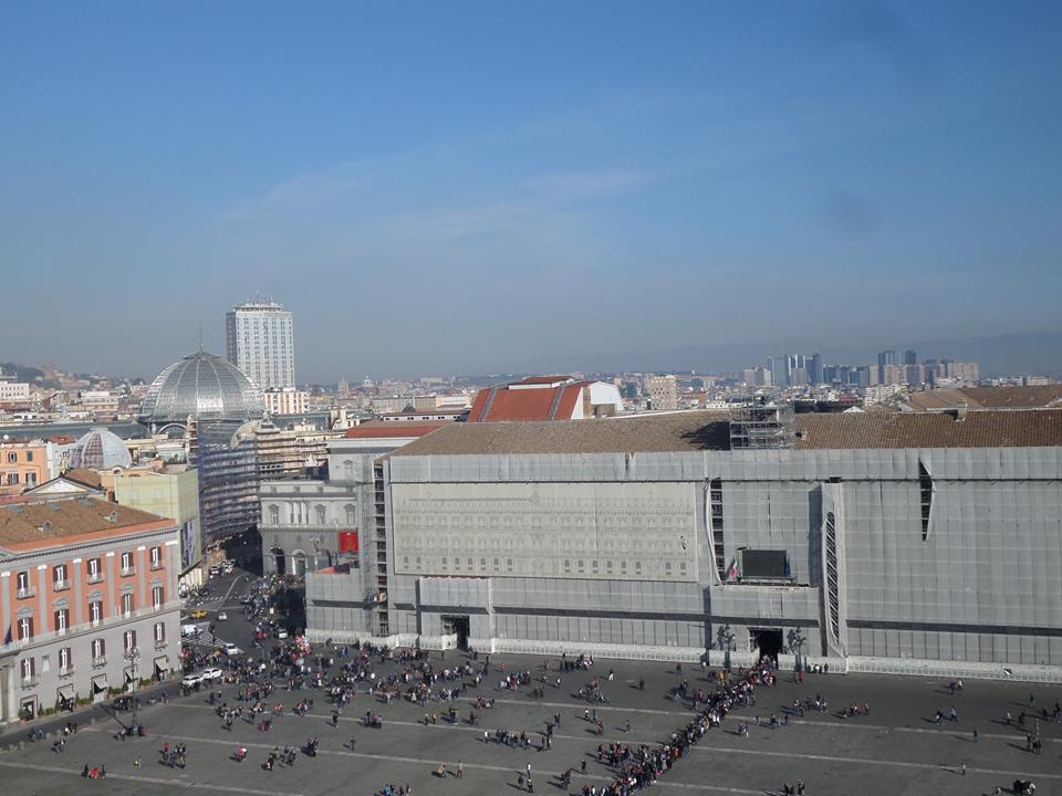 Foto. Napoli invasa dai turisti. File da record per entrare nei musei ...