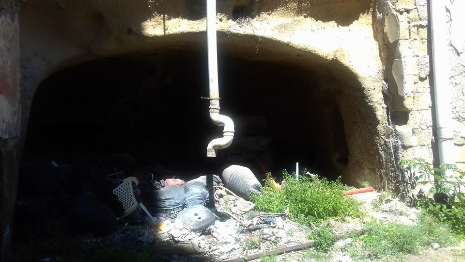 Posillipo, Villa Rocca Matilde diventa una discarica: rifiuti ammassati ...