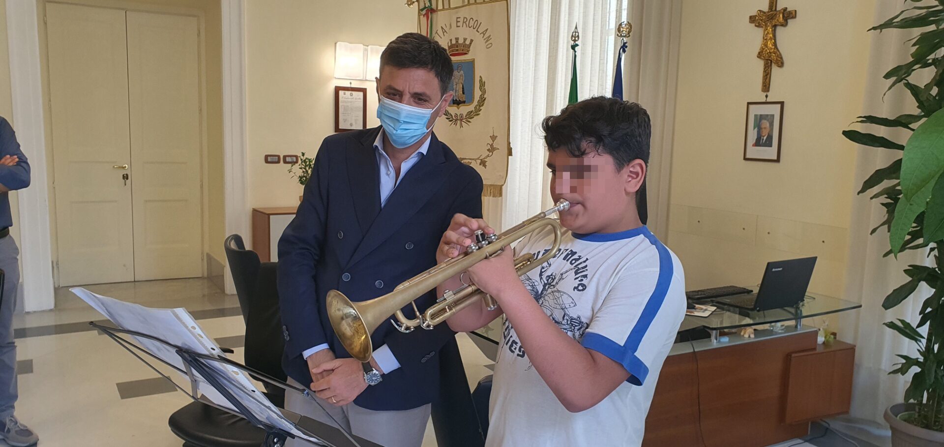 Ercolano, Anthony suona la tromba senza 4 dita e vince concorso