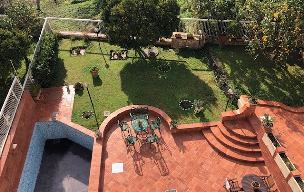 Villa alla Gaiola, in vendita con piscina e giardino: il valore