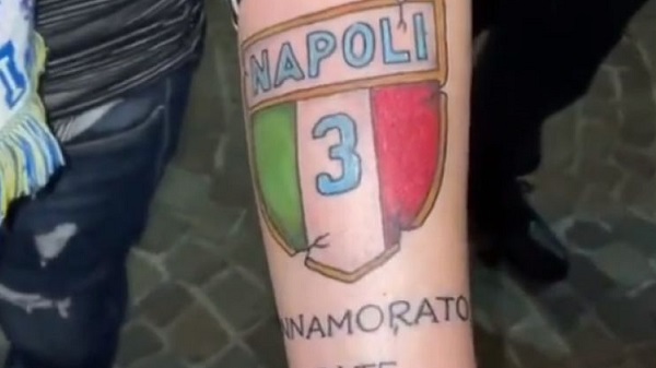 Tatuaggio Scudetto Napoli: il video è virale sul web