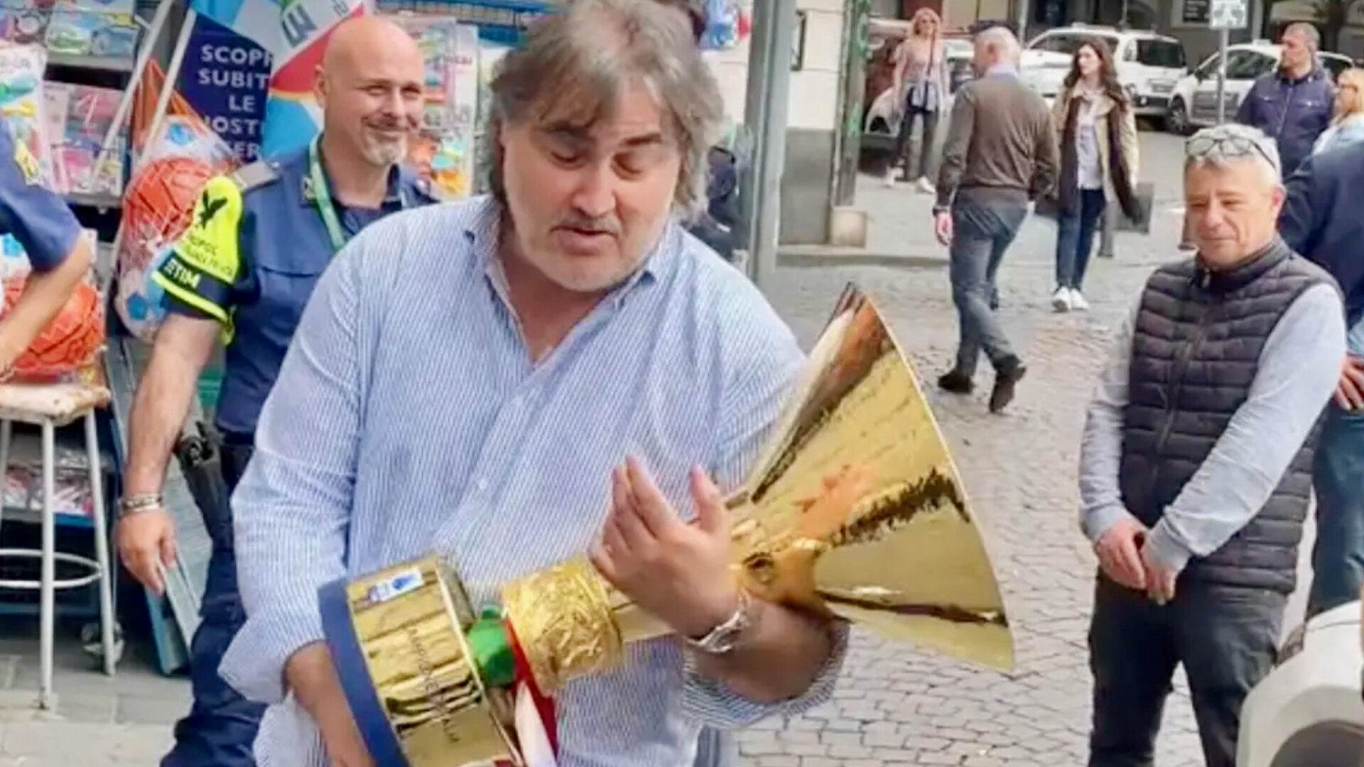 La coppa dello scudetto è arrivata a Napoli. Come e dove vederla