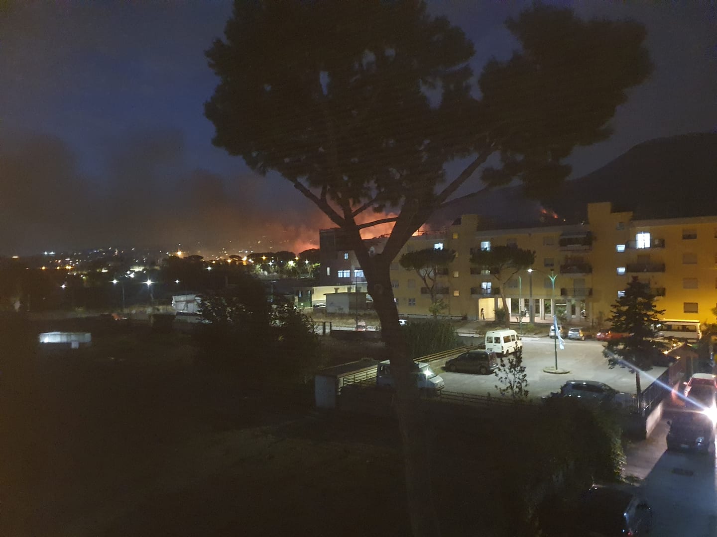 Aggiornamento incendio a Torre del Greco, fiamme sul Vesuvio