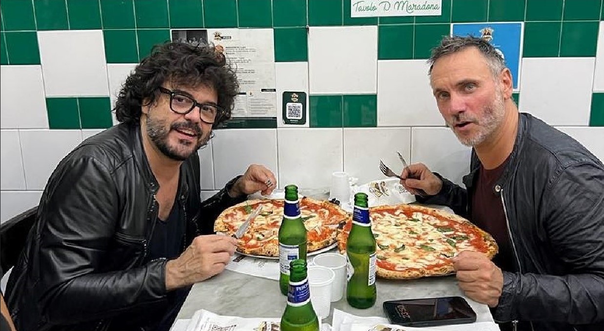 Nek e Francesco Renga a Napoli: pazzi della pizza di Michele