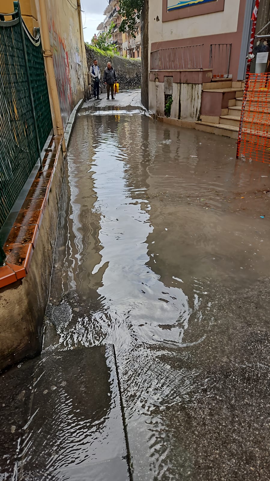 Viale degli Incisori, disagi: la strada allagata impedisce il transito