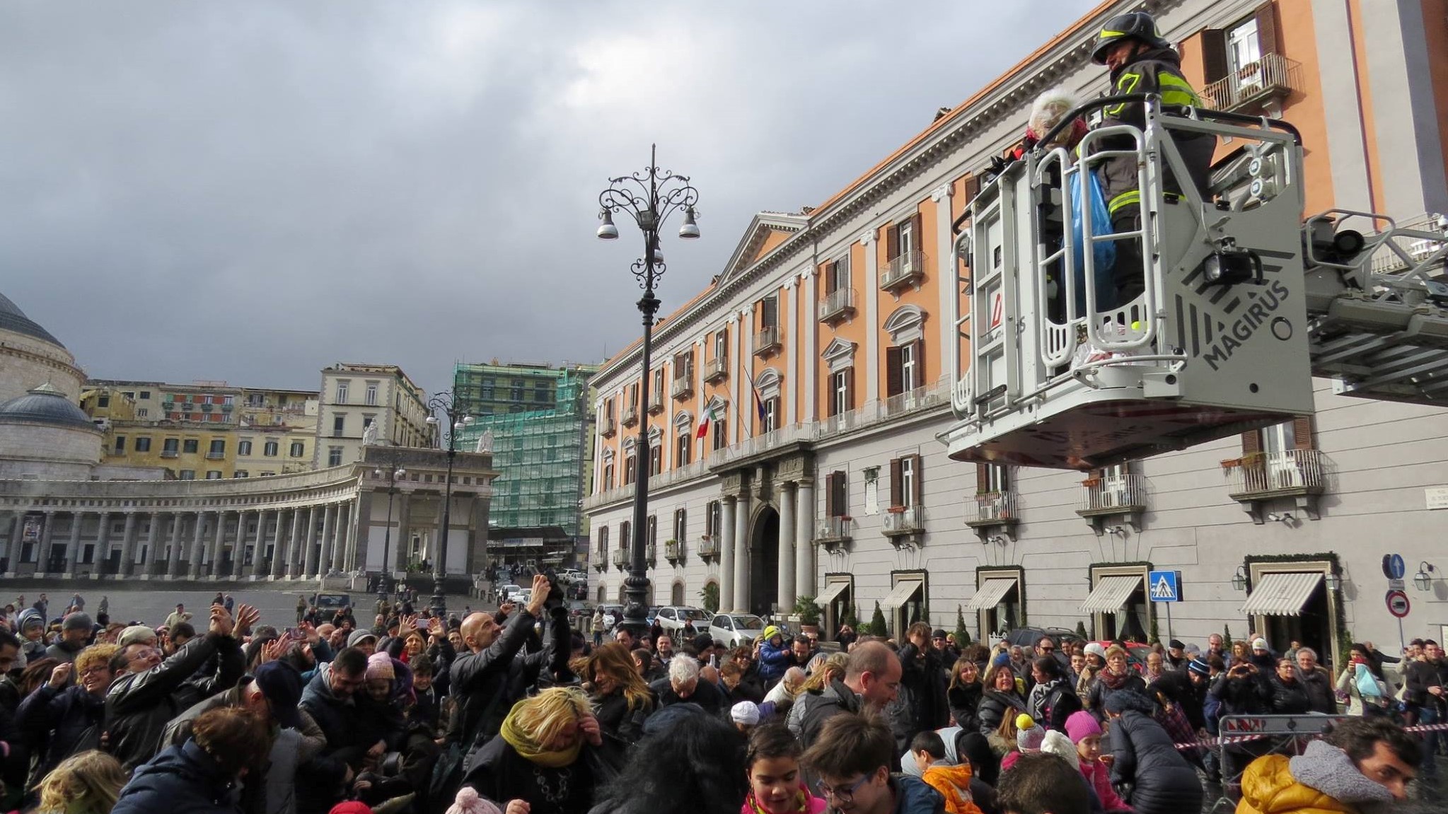 Epifania a Napoli, arriva la Befana in piazza Plebiscito