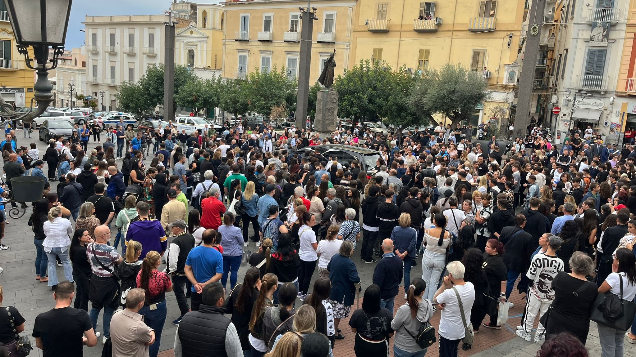Funerali, l'applauso di Torre del Greco per Ciro Perna