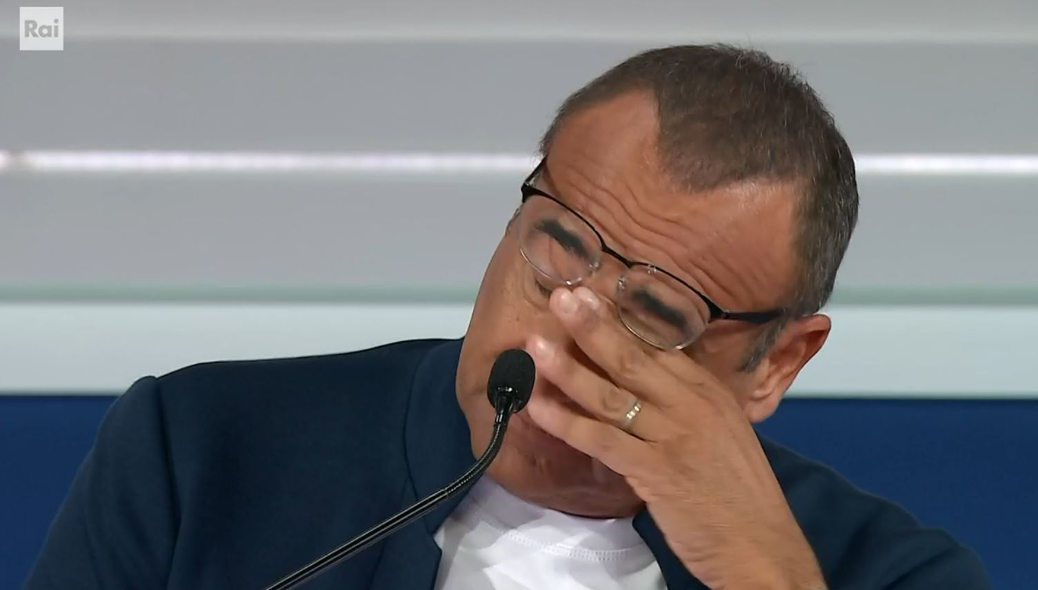 Sanremo, Carlo Conti scoppia a piangere durante la conferenza