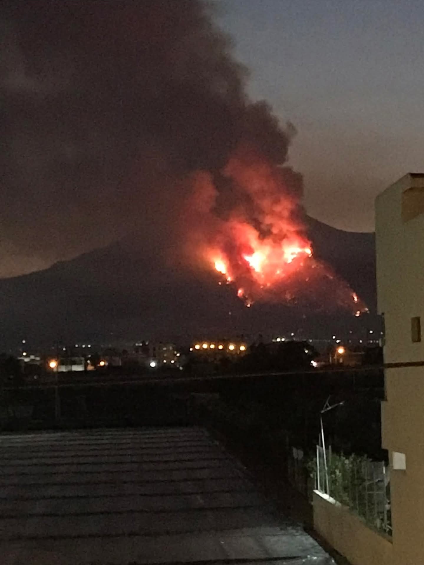 Incendio sul Vesuvio, torna l'incubo: gli aggiornamenti