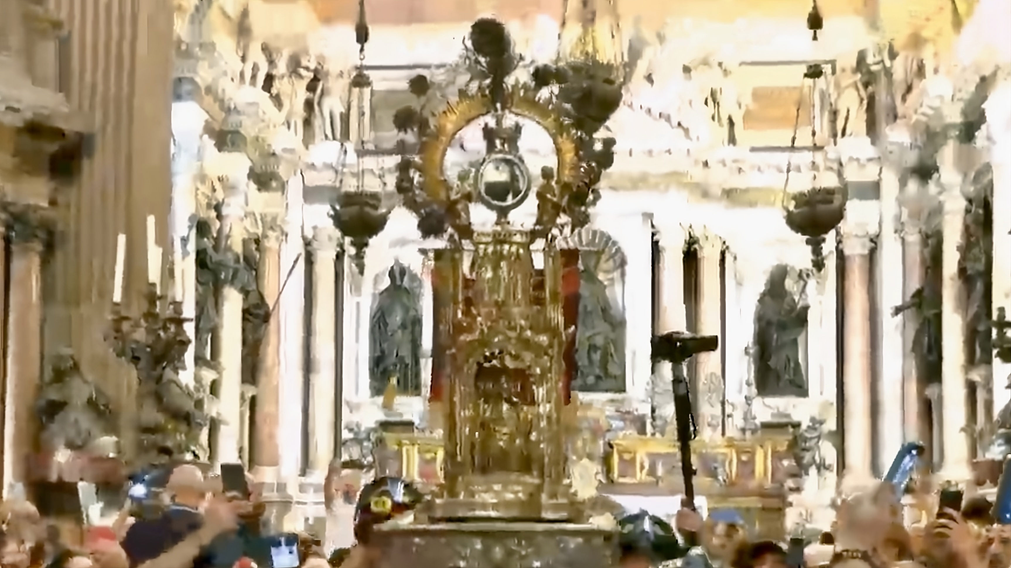 LIVE/ San Gennaro ha fatto il "miracolo": il sangue si è sciolto