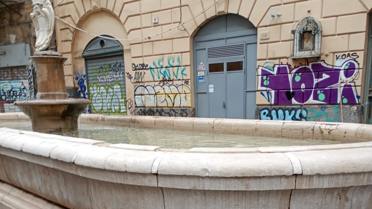 Napoli, rinasce la Fontana della Scapigliata: ora risplende