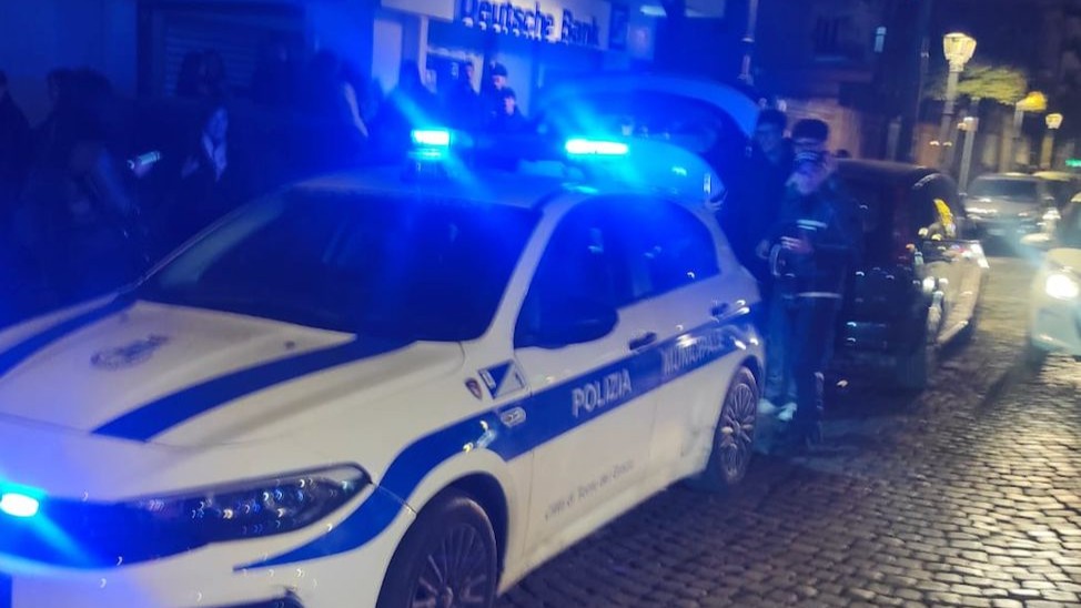 Torre del Greco, insulti agli agenti per un fermo: 4 denunciati